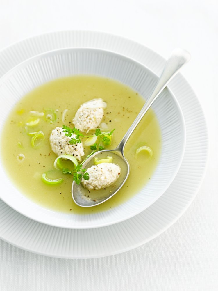 Recept "Preisoep met quenelles van hoevekip" | njam!