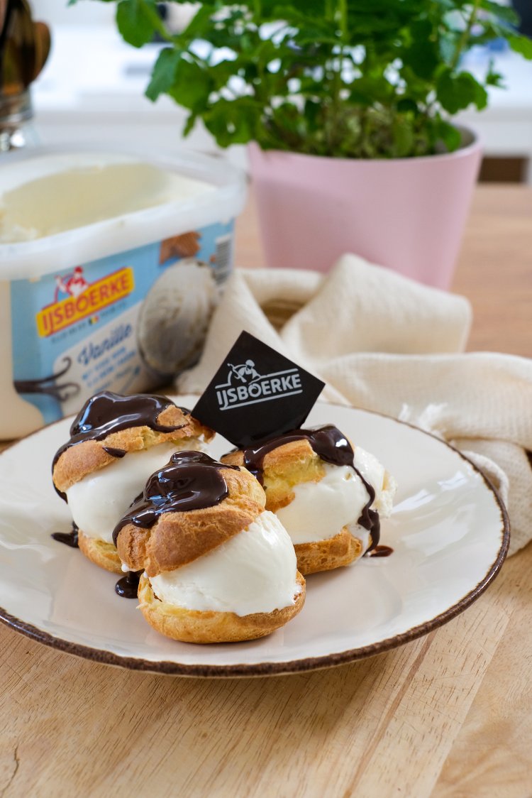 Recept "Soesjes met ijs en chocoladesaus" | njam!